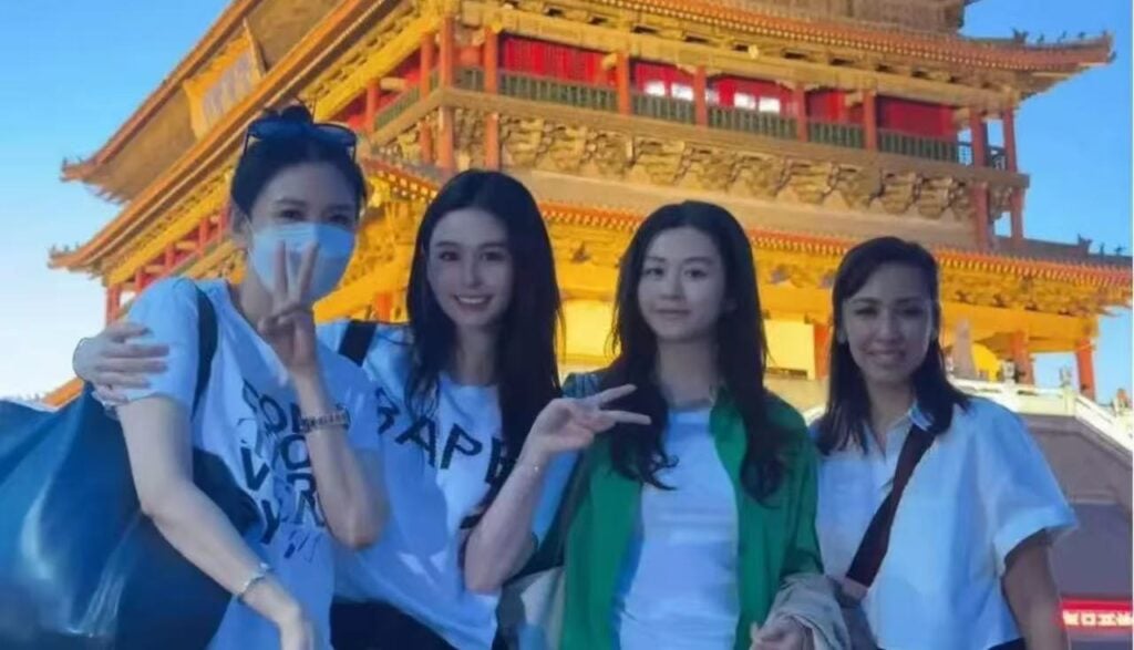 57歲邱淑貞和「最美星二代」兩女兒出遊！ 母女合照讓網友驚嘆：三倍頂級顏值 | 名人生活 | Babyou姊妹淘